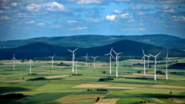 Yellow River Wind Farm gets first turbine installed